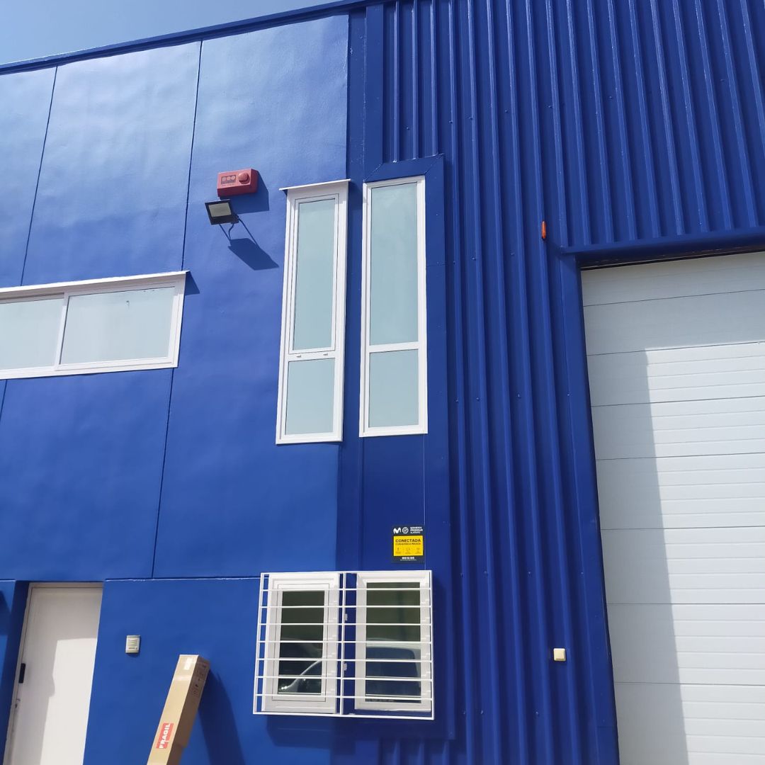 Instalación de láminas solares en REIXPAC